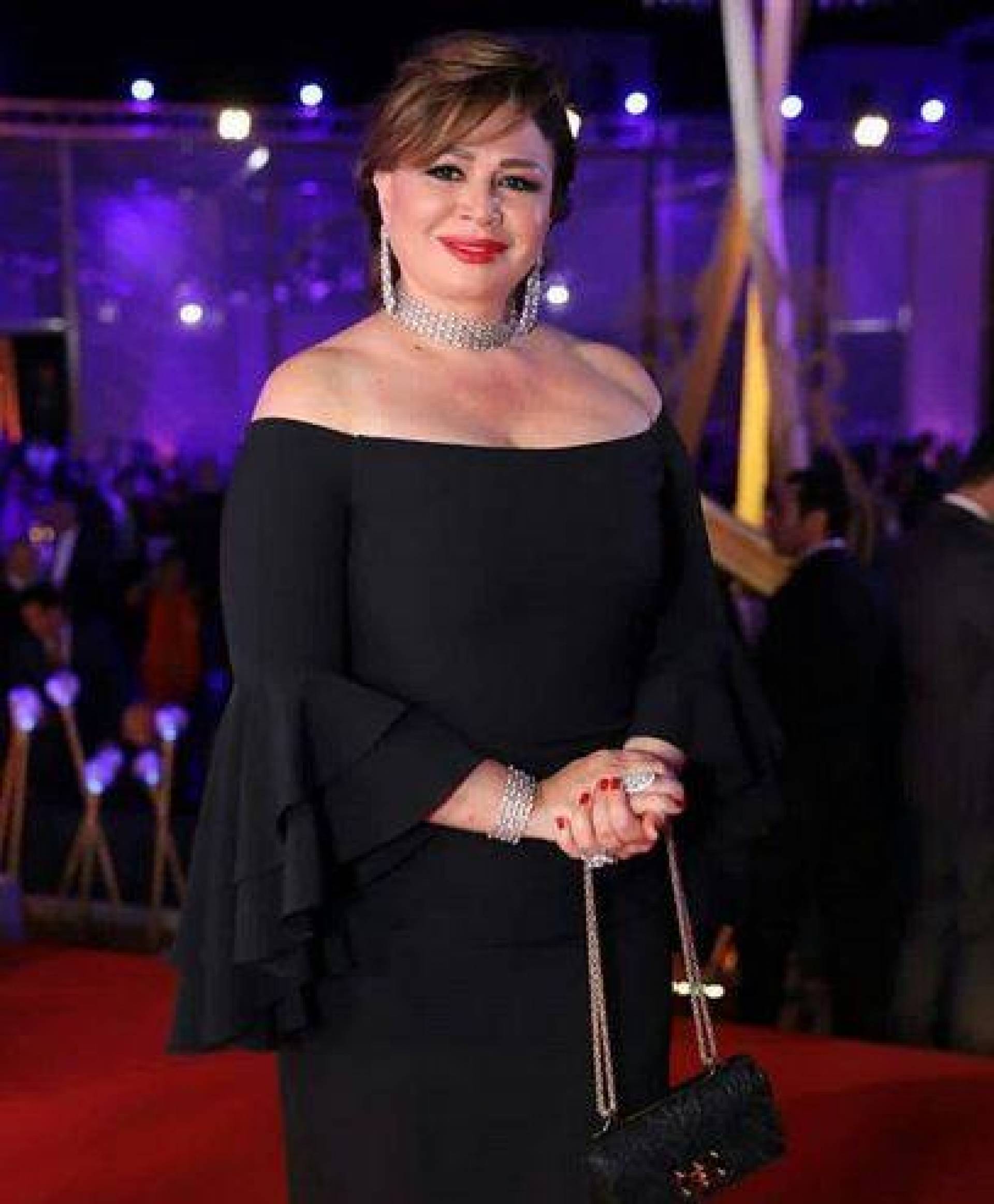 بالصور بعد ملابسها السيئة إلهام شاهين تسكت منتقديها بفستان مكشوف