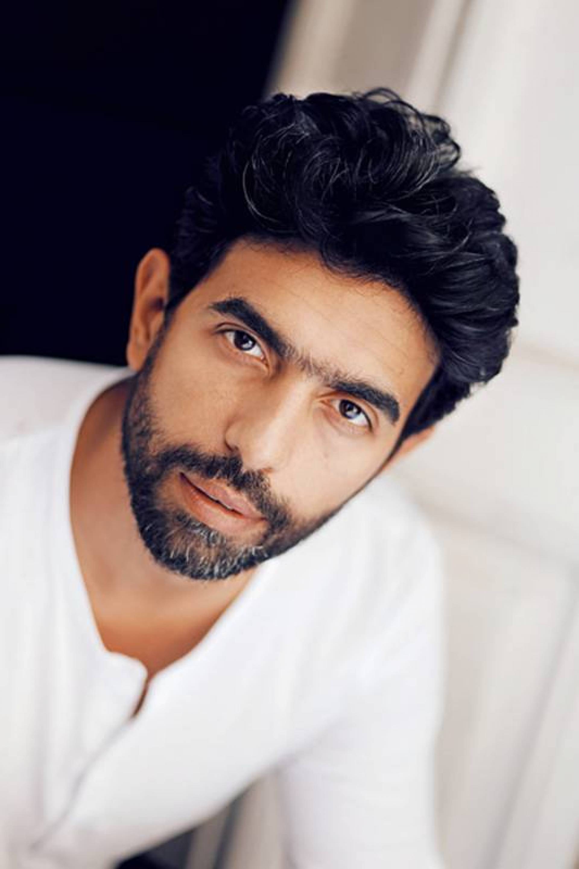 عمرو عابد: واجهت الكثير من المواقف الصعبة في حياتي | Laha Magazine