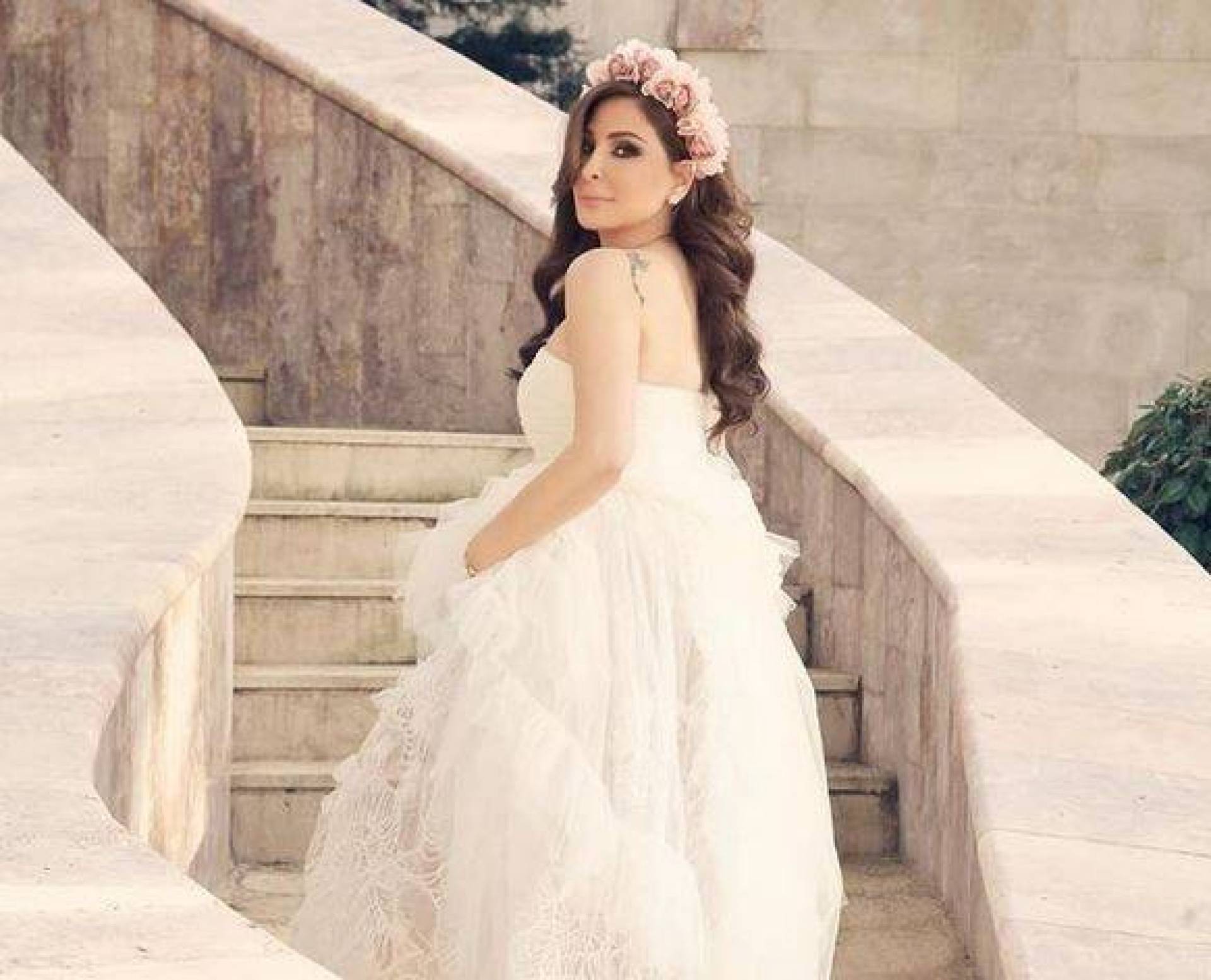 بالفيديو - إليسا تتحدّى كورونا وتقترب من الجمهور بطريقة مبتكرة | Laha ...