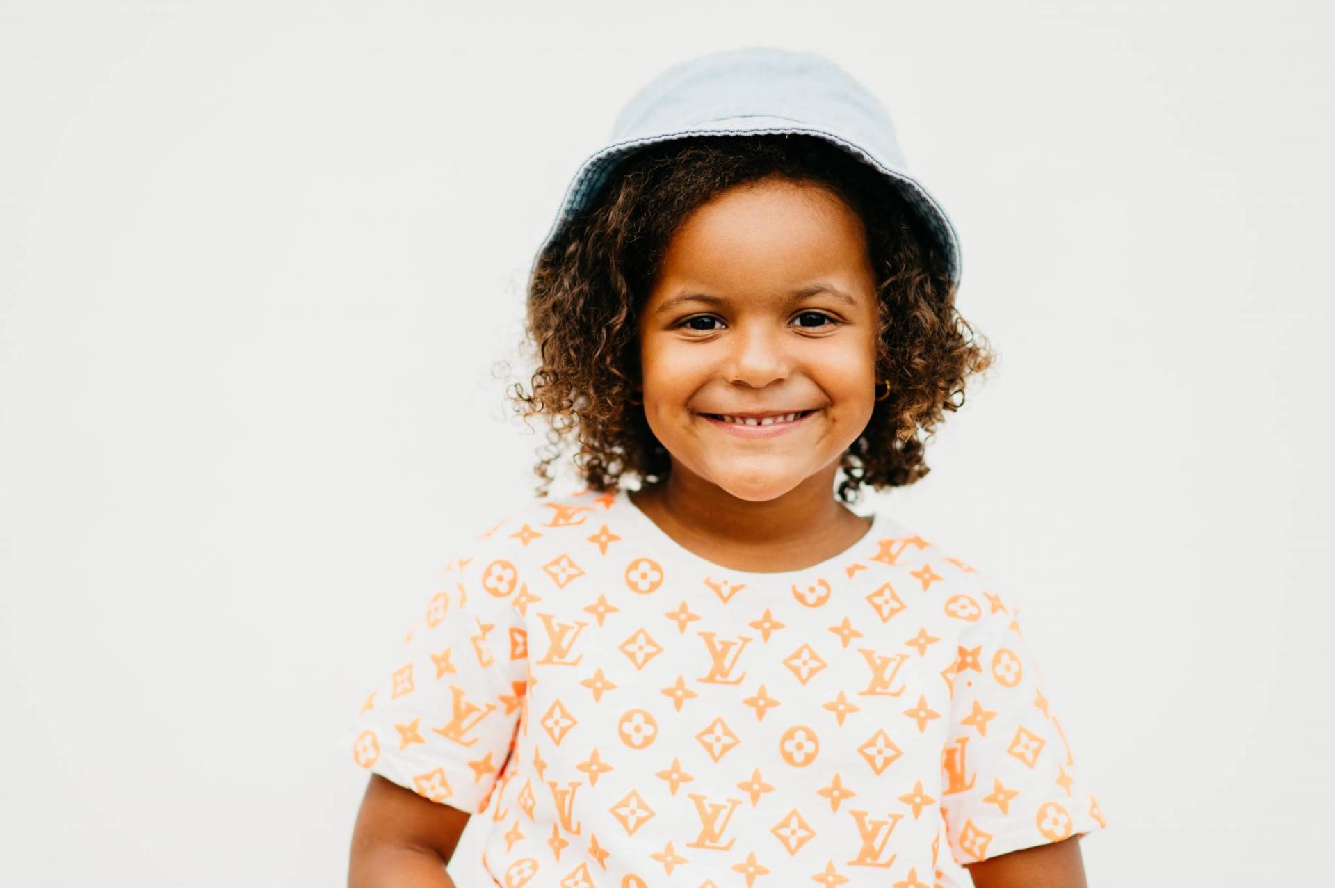 Baby Alya تُطلق أغنيتها الأولى وتُعبّر في "Going To Dubaia" عن حبّها ...